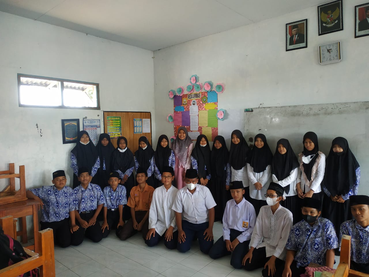 Penghargaan Juara Lomba Dekorasi Kelas dan Mading – SMP Islam Al Madinah