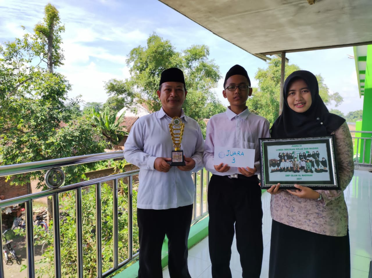 Penghargaan Juara Lomba Dekorasi Kelas dan Mading – SMP Islam Al Madinah